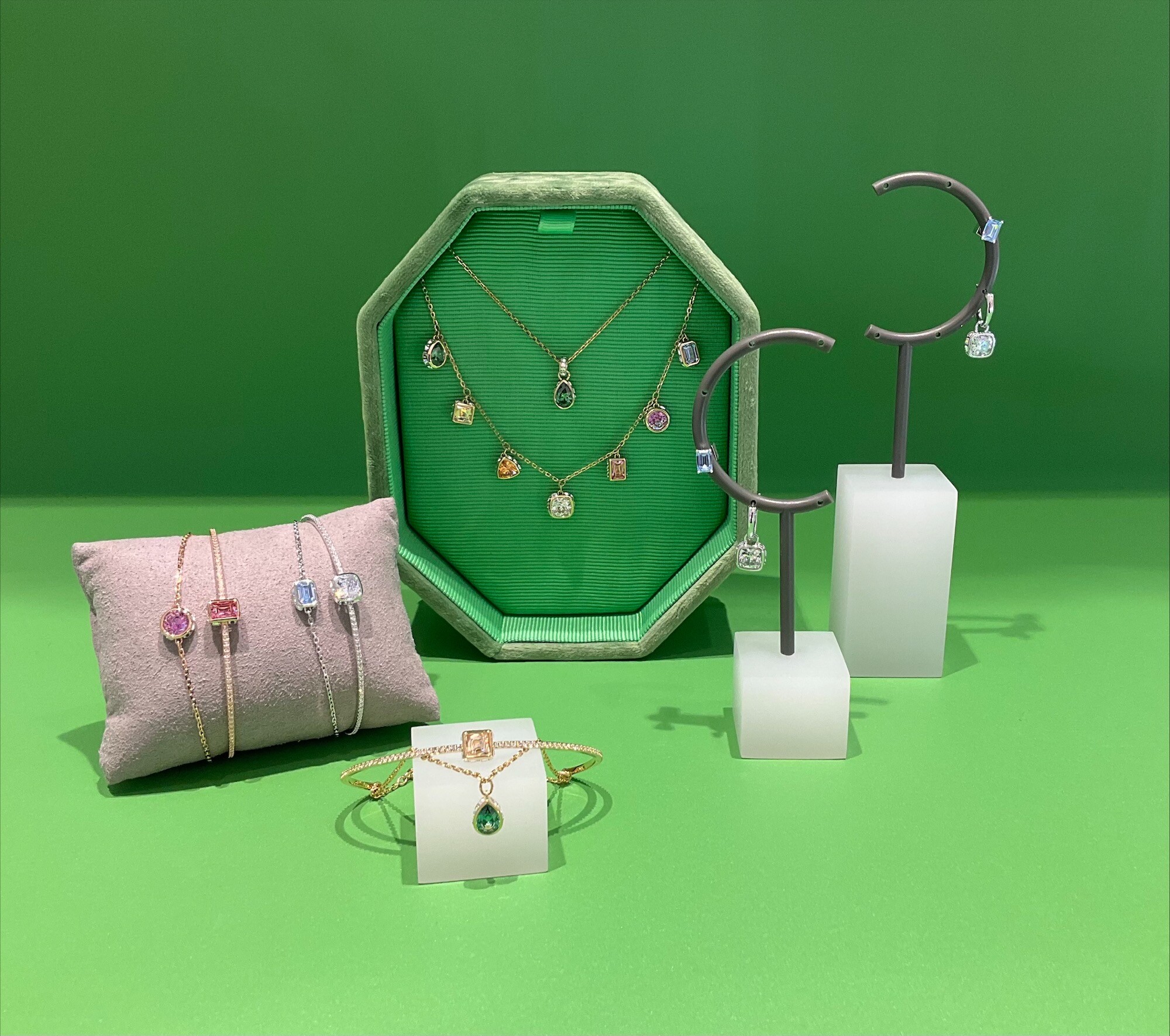 SWAROVSKI|新作ジュエリーのご紹介【Stilla】| 渋谷スクランブルスクエア 東急百貨店プロデュースショップ